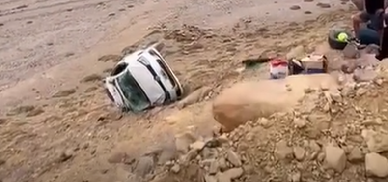 Una familia que volvía de Chile por Agua Negra volcó: mirá el video