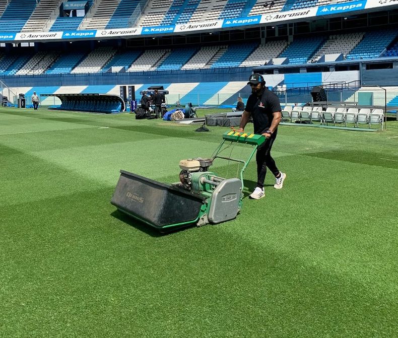 Pasó de pegar ladrillos a convertirse en canchero top: cuida el césped ...