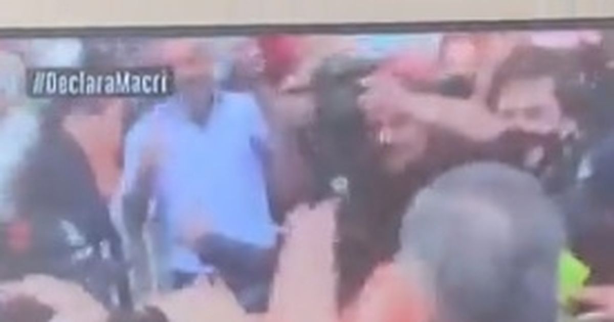 Macri dijo que le arrancó y tiró el micrófono a un periodista por un ...