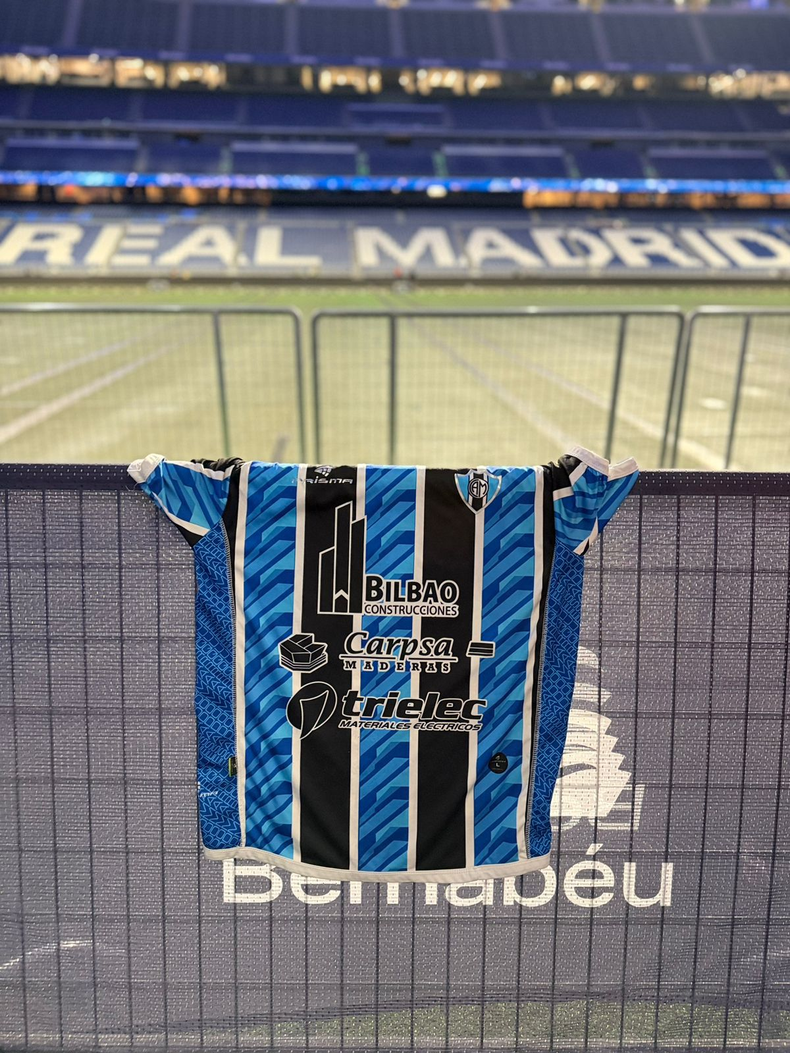 Una camiseta tricolor suelta en los coliseos europeos: cómo llegó a las ...