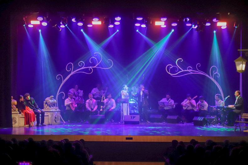 Una puesta con bombos, pañuelos y música, en la Gala por el Aniversario ...