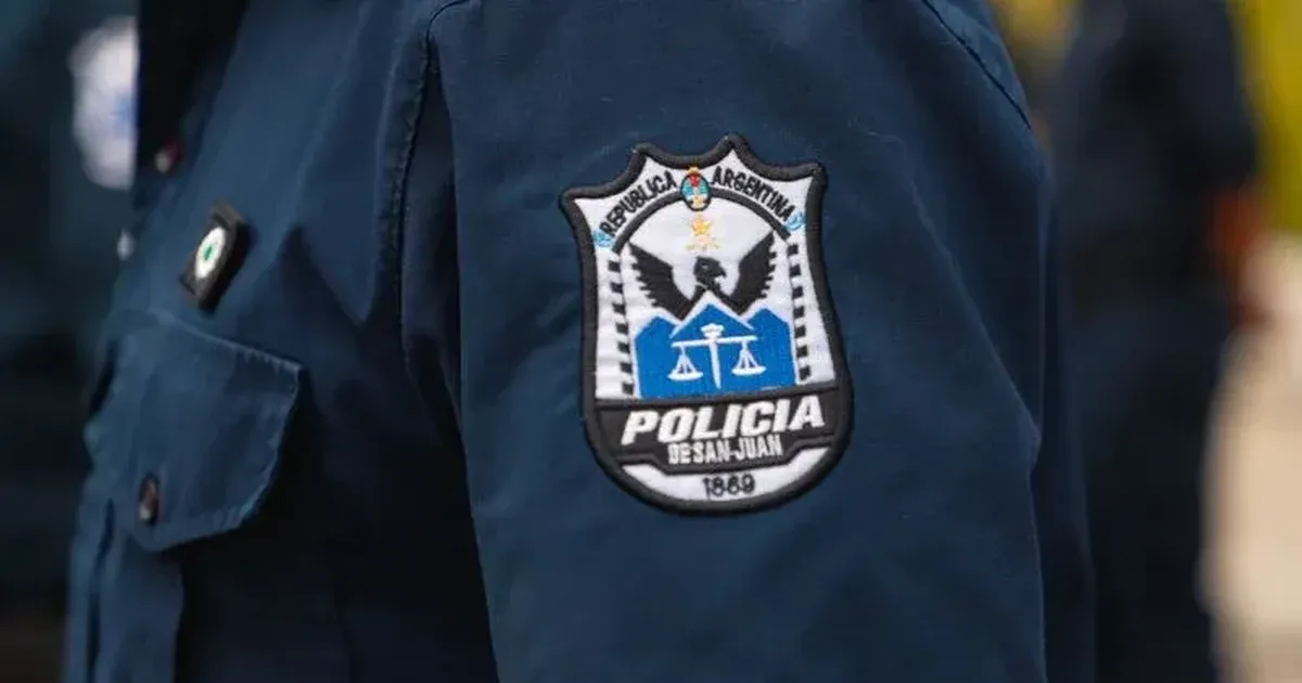 Sorprendieron a un policía junto a una estudiante encerrados dentro de ...