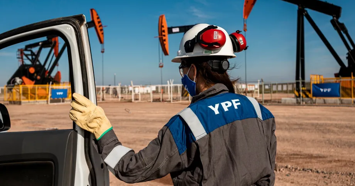 YPF busca empleados y ofrece sueldos de hasta $700.000: ¿cómo postularte?