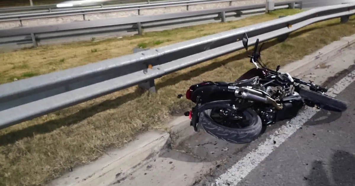 Fuerte choque entre un auto y una moto en la Circunvalación