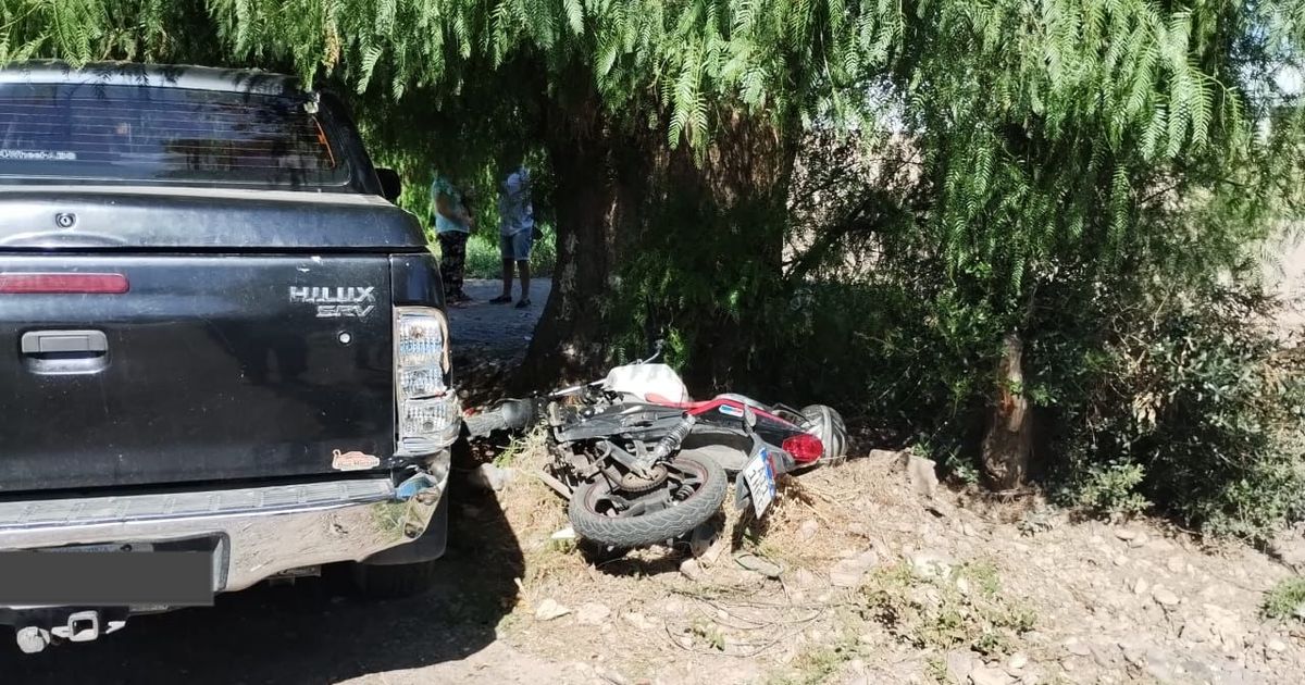 Un hombre perdió el control de su moto y terminó chocando contra una ...
