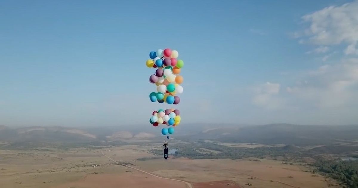 Video: como en la película Up, voló con 100 globos de helio