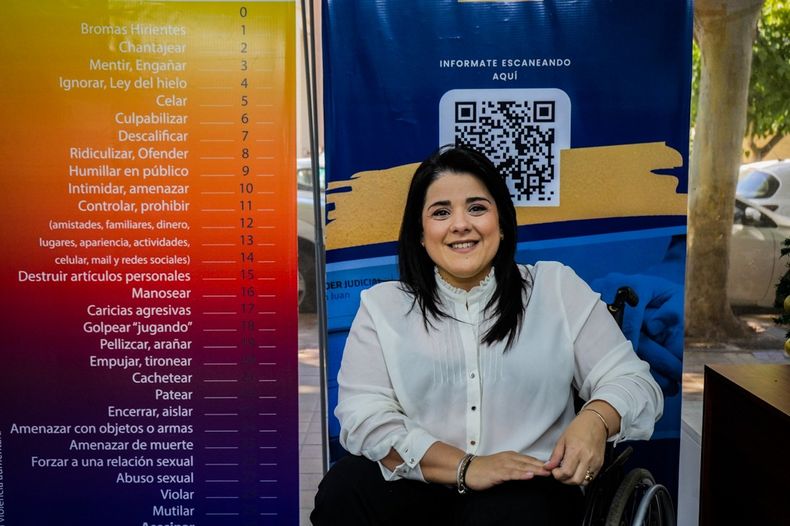 Estudió con su mamá y su abuela, se recibió de abogada y la destacaron ...