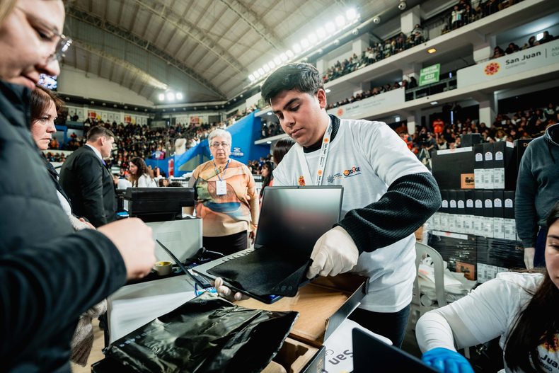 En San Juan, se acerca la entrega de computadoras a 25.000 alumnos de ...