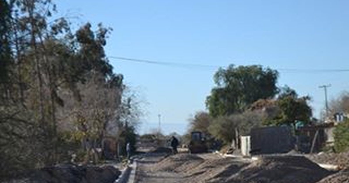 Avenida Punta de Rieles: llegó el ripio para compactar el suelo
