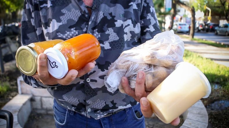 Empezó a los 5 años y hoy se lo conoce como el mejor vendedor ambulante ...