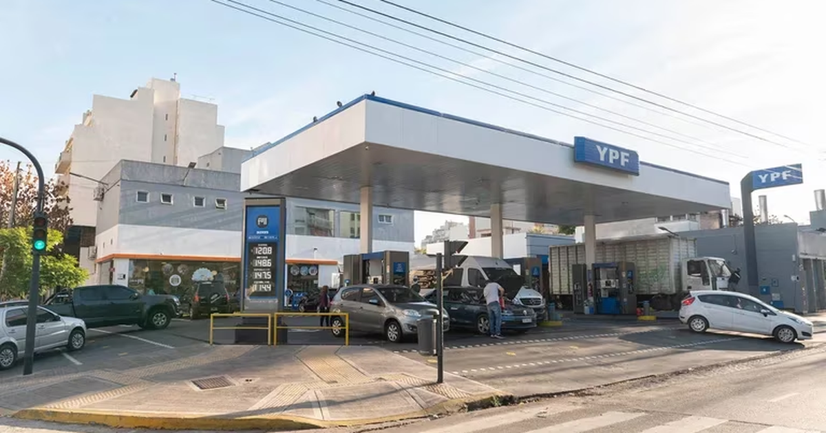 Un día después de Shell, YPF sube el precio de la nafta un 3,8%
