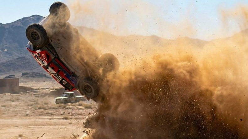 Impactante accidente en el Dakar: dio varias vueltas, el vehículo quedó ...