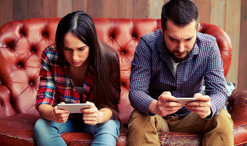 Hasta en el baño: cuál es el signo más adicto al celular