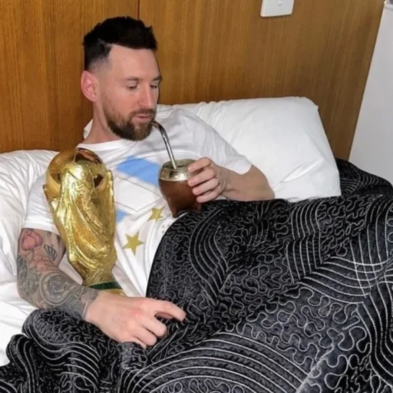 Las tres estrellas en el mate: Messi mostró su nueva bombilla