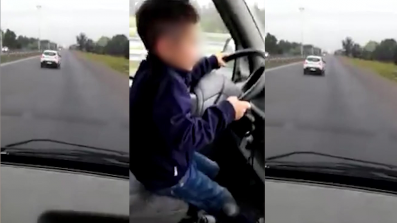 Video: filmó a su hijo manejando un camión en plena ruta