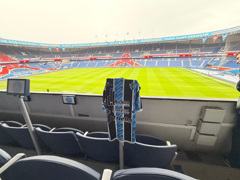 Una camiseta tricolor suelta en los coliseos europeos: cómo llegó a las ...
