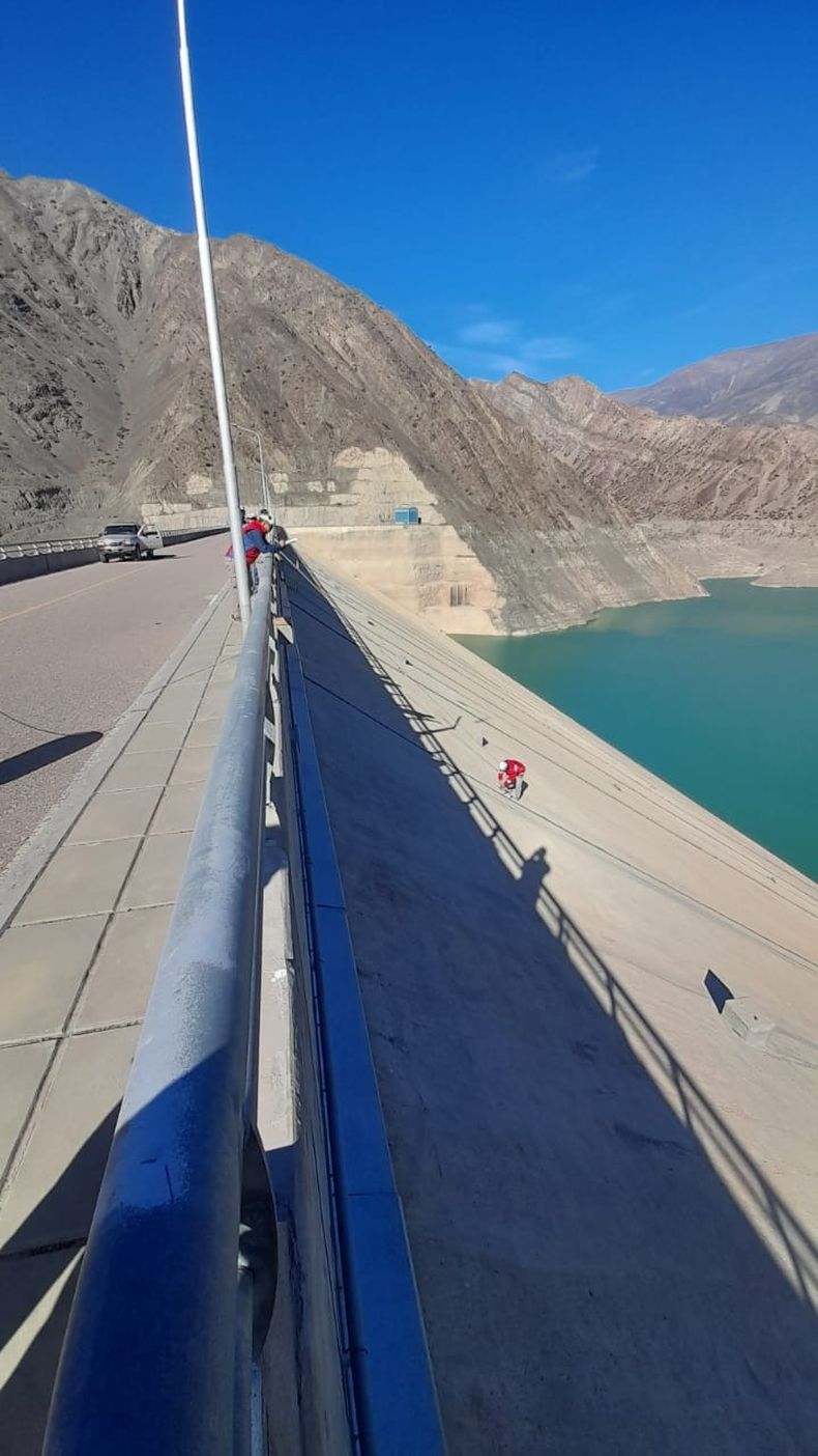Embalsan agua en el dique Caracoles para ver cómo funciona