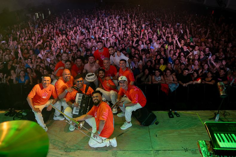 Arriba el telón a toda fiesta: Omega presenta su primer show en un ...